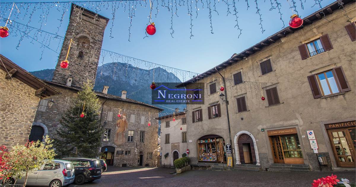 Gromo, palazzina e negozio in centro storico